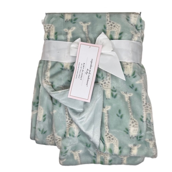 cupcakes & cashmere | Bedding | New Cupcakes And Cashmere Plush Giraffe ...